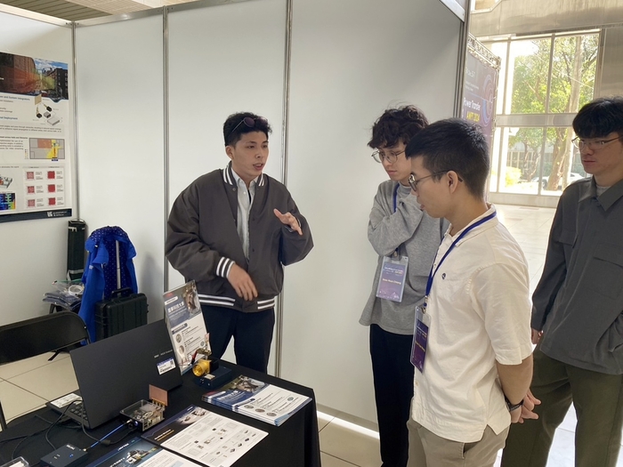 龍華科大邱智祥研究生(左)， 在AWPT展示毫米波無線電力傳輸教學案例階段成果。